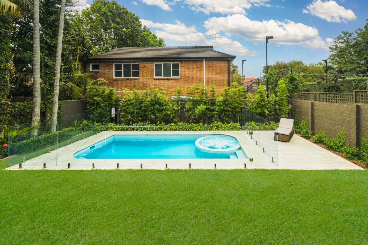 Curved Swimming Pool with Spa | Modern Pool Design | Mosman